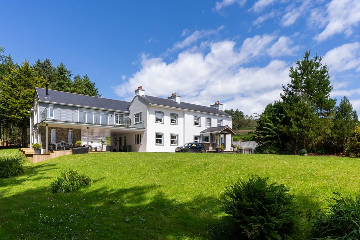 Stunning Country Home Set in Approx. 7 Acres
